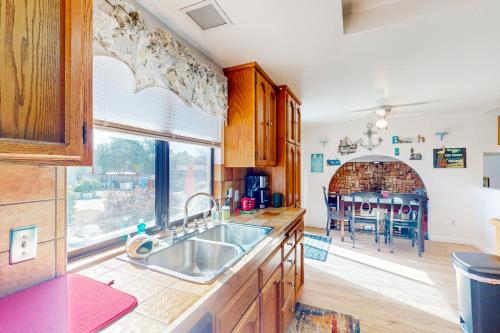 Hazel Eyes - Santa Maria, CA