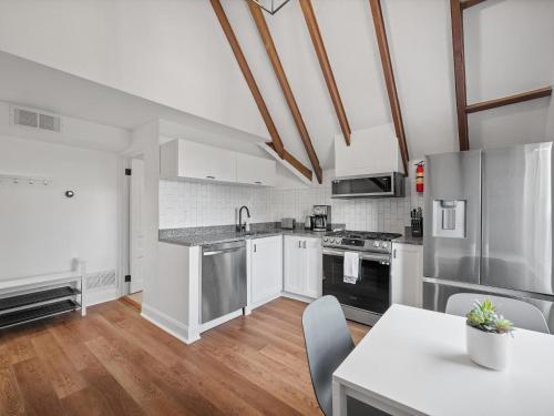 Shadyside, Pittsburgh, Modern And Stylish 1 Bedroom Unit5 With Free Parking - Black Widow, West Mifflin