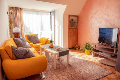 Pumpkin Spiced Suite With Own Parking And Office Setup - Sofia