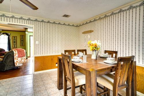 Patio & Grill! Charming 'Lake Charles Landing Pad' - Lake Charles, LA