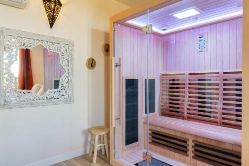 Suite Luxe Spa Balneo Sauna Hammam Projecteur - Ardèche