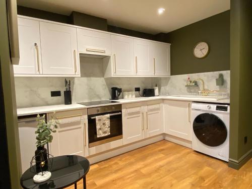 Luxury 2 Bedroom Apartment W/ Free Parking - York