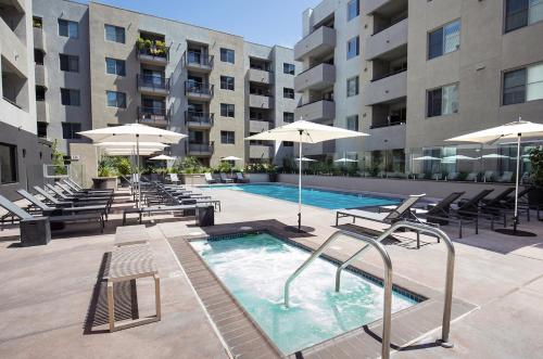 Huge Luxury Loft For Enjoying - Park La Brea Apartments - Los Angeles