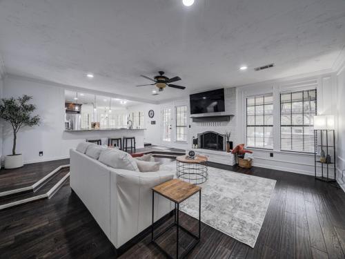 Trophy Haven Retreat With Pool - Roanoke, TX