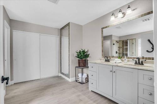 Gorgeous And Spacious Home! - Las Vegas, NV
