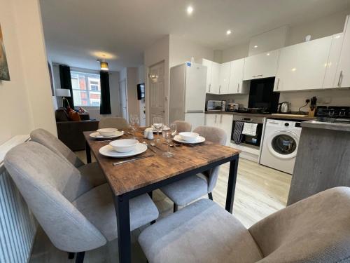 3 Bedroom New House With Wi-fi Sleep 5 By Home Away From Home - A - Newcastle-under-Lyme