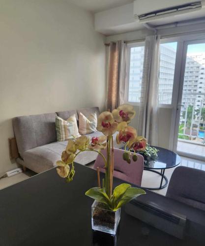 S&J Staycation at Shell Residences MOA/Near Airport Deals & Reviews ...