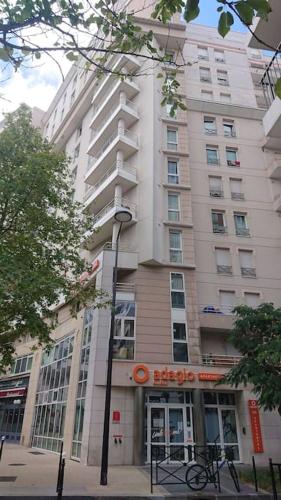 10 Min Walk To Metro Line 1, Aparthotel La Defense - Courbevoie