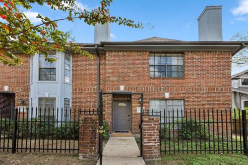 Montrose Two Homes 4 Br 3400sf Sleeps 20 Downtown Multiple Families - Fourth Ward - Houston