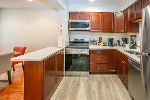 Cozy 3 Bedroom Min To National Mall Great Location And Free Parking - Alexandria, VA