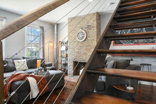 Hostwise Stays - The "Row" House - Beautiful Space, Two King Beds - Gran Prix, West Mifflin
