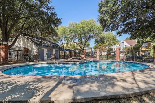 Close To San Antonio Zoo & Airport: Cozy Townhome - Timberwood Park - San Antonio