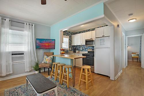 Steps To Beach & Downtown! Cozy Beach Bungalow #1 - Lake Worth, FL