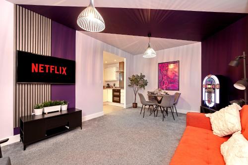 Prime City Centre Location, The Juke Box Suite, Secure Gated Free Parking Space, Unique Stylish Apar - Milton Keynes
