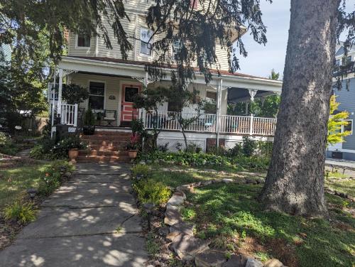 Sunny & Spacious Montclair Nj Apartment - Montclair, NJ