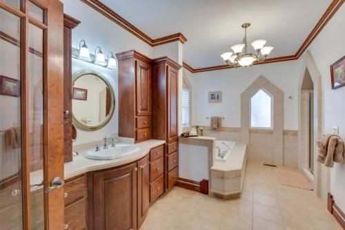 Hot Tub, Arcade & Casino! Blue Ridge Mtn Mansion - Blairsville, GA