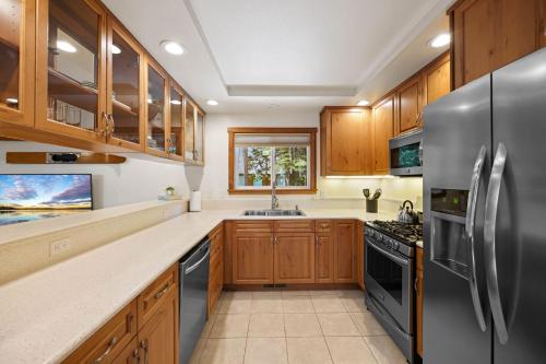 Sunlit Pines By Tahoe Getaways - 2br In Tahoe Park W Hot Tub, Fenced Yard & Pet Friendly! - Olympic Valley, CA