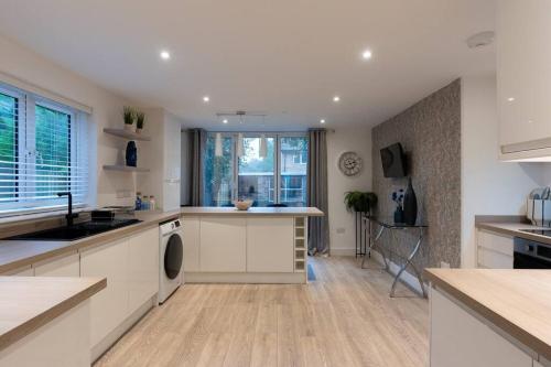 Luxury Living Away From Home - Redhill