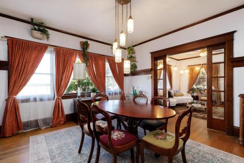 The Betty - A 1920s Vintage Bungalow - Portland, OR