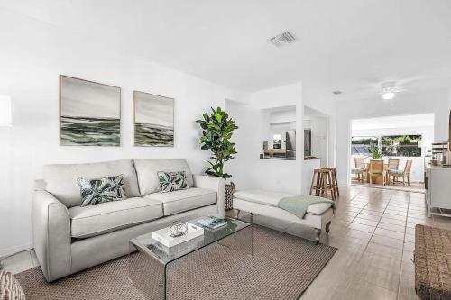 Tropical Oasis 3 Bedroom House With Hot Tub West Palm Beach - Palm Beach, FL