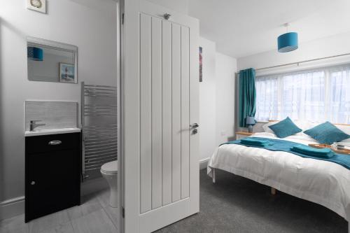 Large Newly Refurbished Modern House, Part Sea Views, South Facing Garden, Parking - Penzance