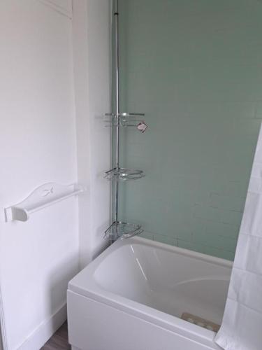 Single Bedroom Near London Seven Kings Train Station - Londres