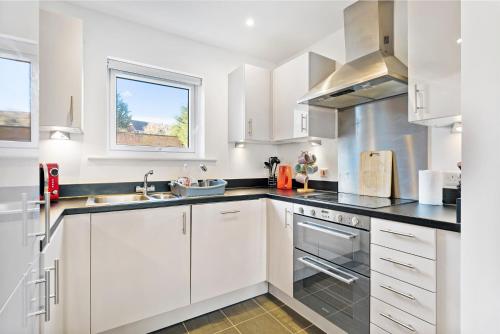 Modern 2 Bed Flat In Warwick - Parking - Warwick