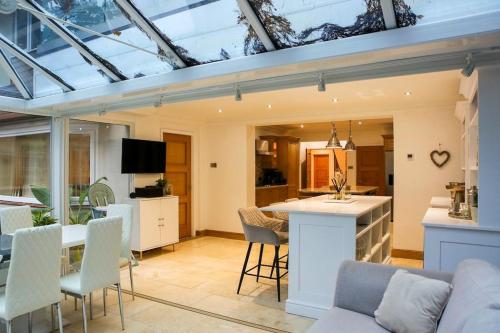 Hot Tub/football Court/sleeps 12/luxury Villa - Poole