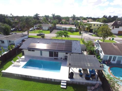 Modern Pool Home On The Lake Near Hardrock Fll Airport - Davie, FL