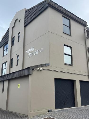 Top Floor Executive Apartment - Cape Town