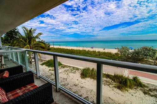 Castle Bth2 Stunning Oceanfront Townhouse, Private Beach Access, Private Pool Access, Tennis And Fre - Miami Beach, FL