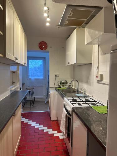 3rd Studio Flat With Private Toilet And Bathroom Setup For Family Enjoyment 134 Keedonwood Road Brom - Beckenham