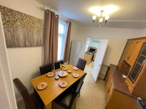 Beanies Lornestreet Four Bed House - Swindon
