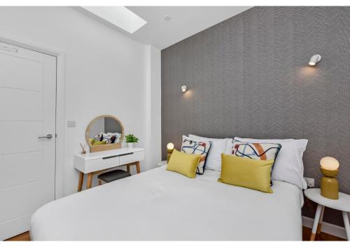 Cosy, Arty One-Bed - Riverside Location! Deals & Reviews, staines ...