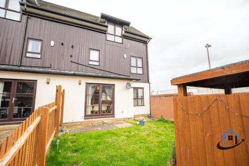 Minchin House, Nr Npton Saints Rugby, Sleeps 8 - Northampton, UK