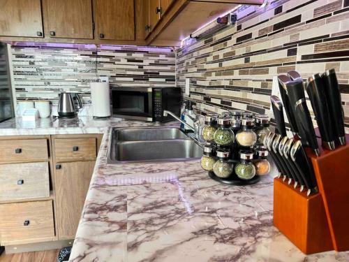 Beautiful 2br Apartment. Black-out Curtains - Peoria, IL