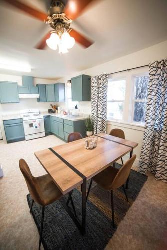 Cozy Comfort Minutes From Downtown Klamath Falls - Klamath Falls, OR