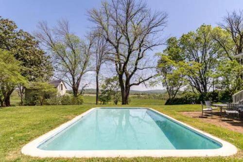 Bloomingdale Honeymoon Cabin W/mountain/barn Views - The Cove, Louisa