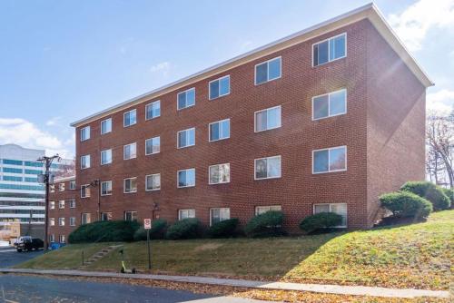 Crystal City Charm Free Parking 102 - Alexandria, VA