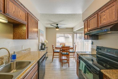 Cozy Fresno Condo W/ Balcony & Pool Access - Fresno
