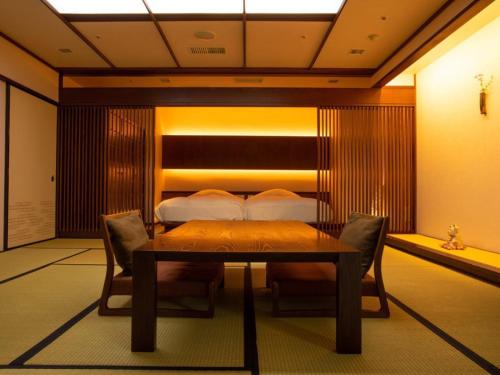 Watch the clear stream of Shima River from the giant open-air bath at ...