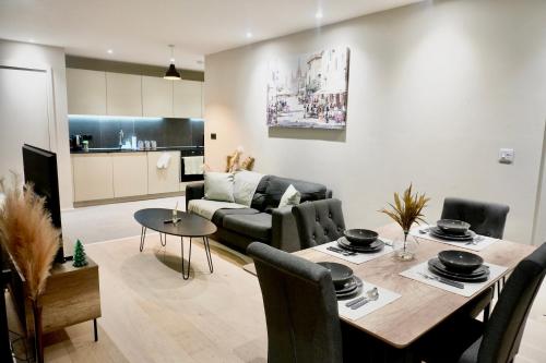 Central Manchester Luxury 2 Bed Apartment With Balcony - Manchester