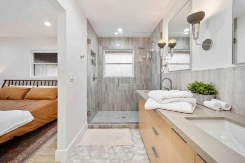 Heart Of Uptown Retreat Estate With Views And Hot Tubs - Sedona, AZ
