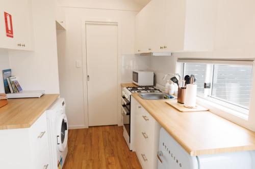 Sweet Beautiful Tiny Home With Pool And 2 Minute Drive To The Beach - Wollongong