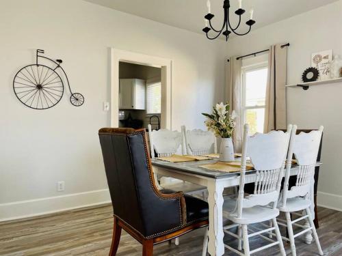 The Chic Shack / Centrally Located 2br/1ba Home - 에번즈빌