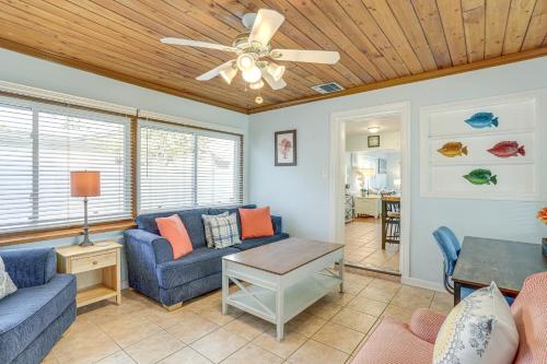 Lovely St Pete Beach Cottage, Walk To Beach & Town - St. Pete Beach, FL