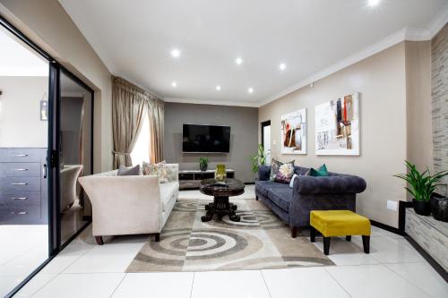 Urlyfstyle 5 Bedrooms 10km From Or Tambo Int Airport - Midrand