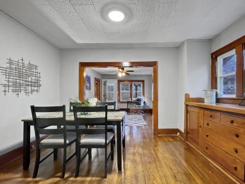 Roomy 4br By Drake Sleeps 13 Huge Yard - Des Moines, IA