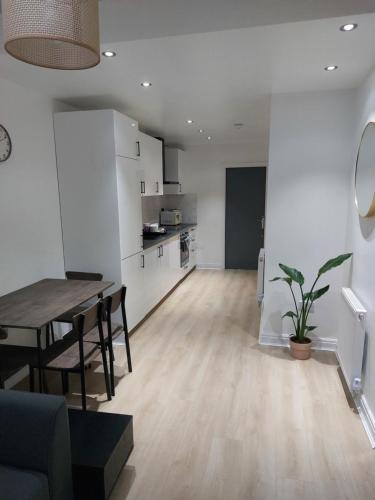 Bankwell Street Two Bedroom -Apartment With Parking - Mánchester