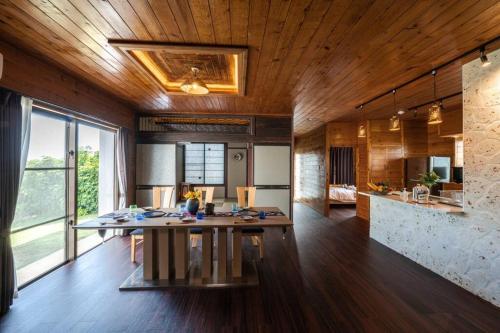 『てぃぐまの宿』地平線まで見渡せる圧巻の屋外テラスビュー!300余年の歴史ある壺屋焼がご堪能出来る宿 - 宮古島